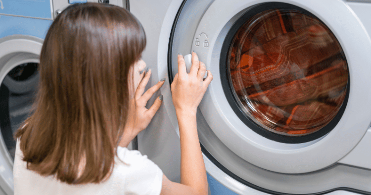 Comparing Traditional Ironing with Automatic Ironing Machines: What's ...