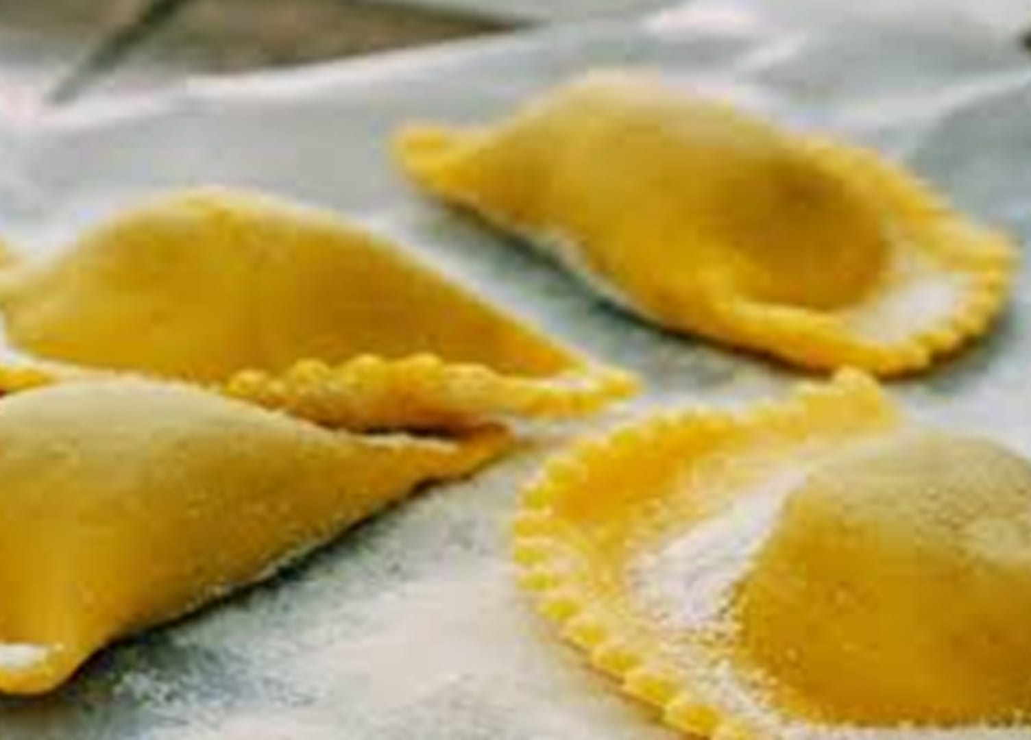 Ravioli punjeni ovčjim ricotta sirom s hrskavim pršutom S. Daniele ...